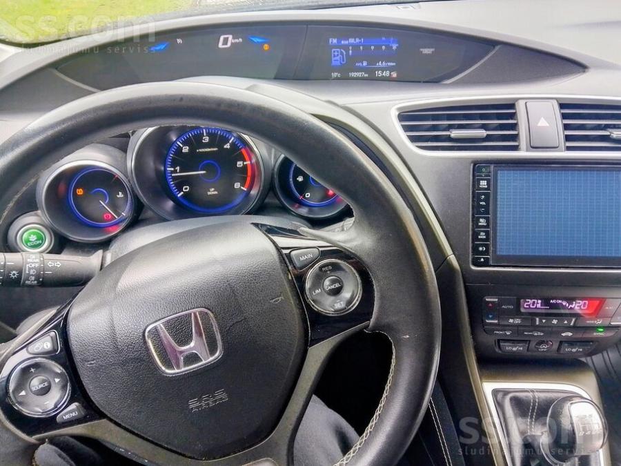 Grey Honda Civic 2017 in Riga, with an engine capacity of 1.60 L and mileage of 194 thousand km for 9500 €, photo 7 on AUTOMOTO.COM.LV