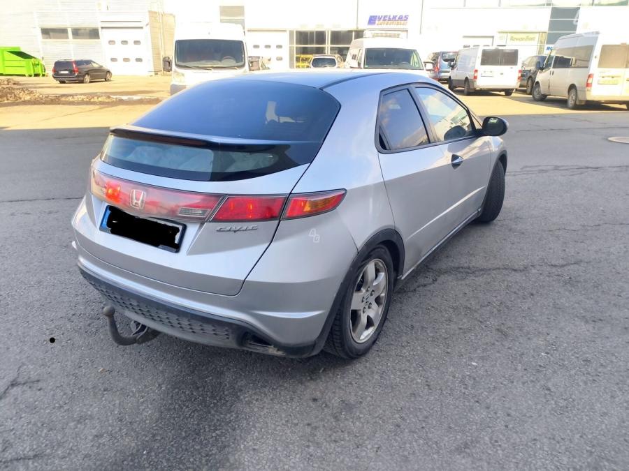 Honda Civic 2007 in Vilnius, with an engine capacity of 1.80 L and mileage of 311 thousand km for 1000 €, photo 6 on AUTOMOTO.COM.LV