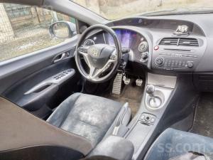 Honda Civic 2007 in Tukums, with an engine capacity of 1.80 L and mileage of 337 thousand km for 1900 €, photo 8 on AUTOMOTO.COM.LV