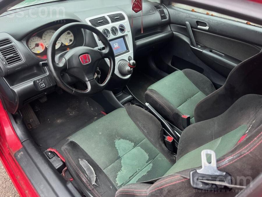 Red Honda Civic 2003 in Riga, with an engine capacity of 2.00 L and mileage of 377 thousand km for 4390 €, photo 4 on AUTOMOTO.COM.LV
