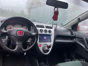 Red Honda Civic 2003 in Riga, with an engine capacity of 2.00 L and mileage of 377 thousand km for 4390 €, photo 5 on AUTOMOTO.COM.LV