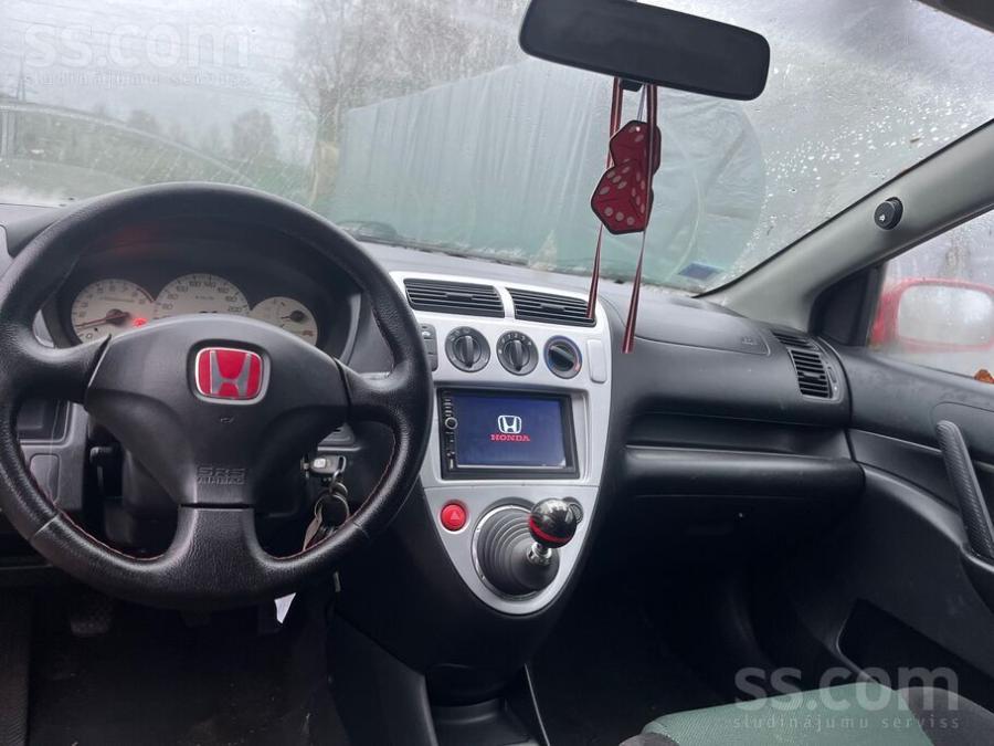 Red Honda Civic 2003 in Riga, with an engine capacity of 2.00 L and mileage of 377 thousand km for 4390 €, photo 5 on AUTOMOTO.COM.LV