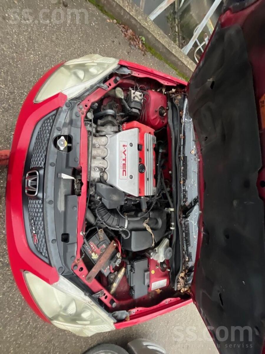 Red Honda Civic 2003 in Riga, with an engine capacity of 2.00 L and mileage of 377 thousand km for 4390 €, photo 6 on AUTOMOTO.COM.LV
