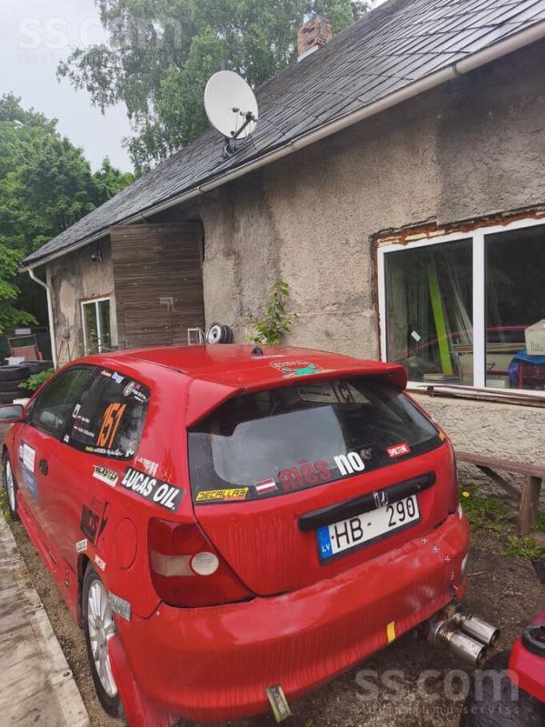 Red Honda Civic 2003 in Valka, with an engine capacity of 1.60 L and mileage of 160 thousand km for 920 €, photo 3 on AUTOMOTO.COM.LV