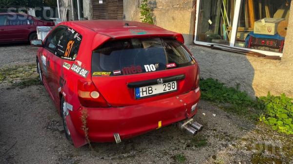 Red Honda Civic 2003 in Valka, with an engine capacity of 1.60 L and mileage of 160 thousand km for 920 €, photo 4 on AUTOMOTO.COM.LV
