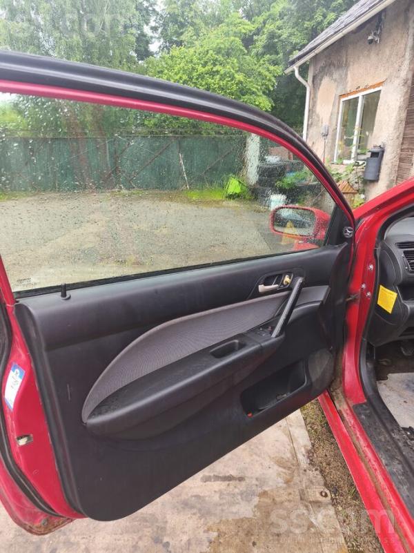 Red Honda Civic 2003 in Valka, with an engine capacity of 1.60 L and mileage of 160 thousand km for 920 €, photo 6 on AUTOMOTO.COM.LV