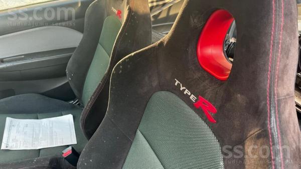 Red Honda Civic 2003 in Valka, with an engine capacity of 1.60 L and mileage of 160 thousand km for 920 €, photo 10 on AUTOMOTO.COM.LV