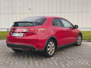 Red Honda Civic 2006 in Riga, with an engine capacity of 1.80 L and mileage of 273 thousand km for 4900 €, photo 2 on AUTOMOTO.COM.LV