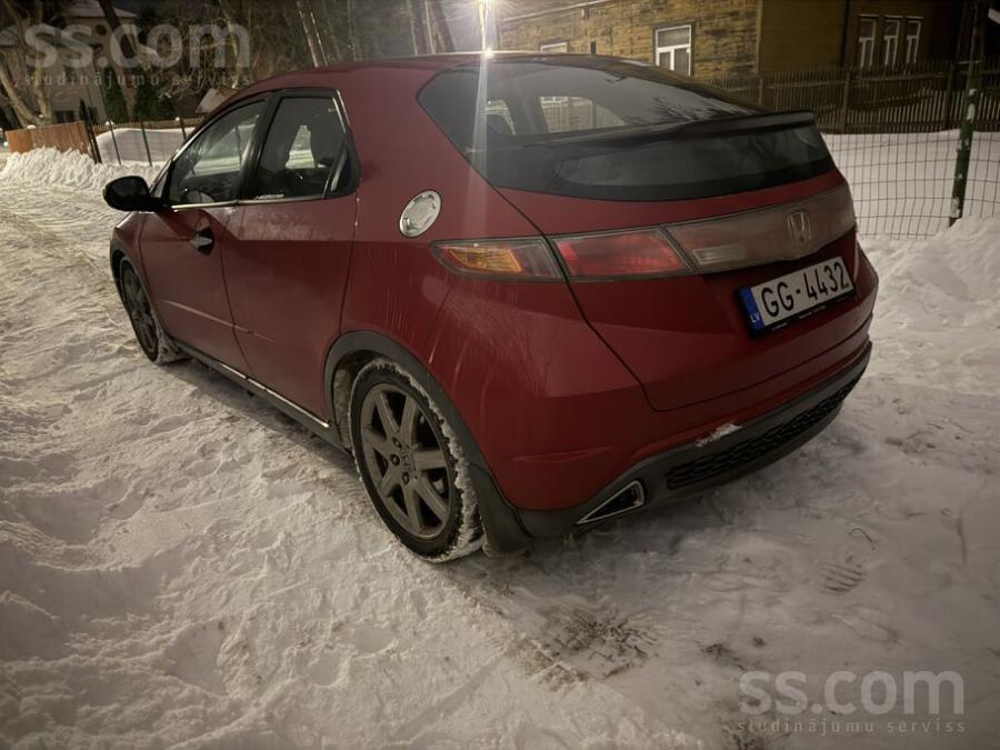 Red Honda Civic 2006 in Ventspils, with an engine capacity of 1.80 L and mileage of 245 thousand km for 1650 €, photo 3 on AUTOMOTO.COM.LV