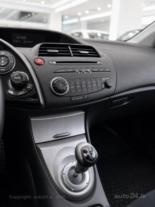 Red Honda Civic 2006 in Tallinn, with an engine capacity of 1.80 L and mileage of 229 thousand km for 1699 €, photo 5 on AUTOMOTO.COM.LV