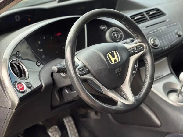 Sarkans Honda Civic 2006 Jelgava, ar dzinēja tilpumu 2.20 L un nobraukumu 330 tūkst. km par 1000 €, foto 9 vietnē AUTOMOTO.COM.LV