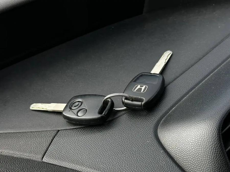Sarkans Honda Civic 2006 Jelgava, ar dzinēja tilpumu 2.20 L un nobraukumu 330 tūkst. km par 1000 €, foto 28 vietnē AUTOMOTO.COM.LV