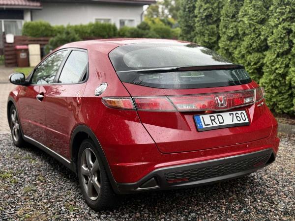 Red Honda Civic 2006 in Klaipeda, with an engine capacity of 1.40 L and mileage of 181 thousand km for 1480 €, photo 5 on AUTOMOTO.COM.LV