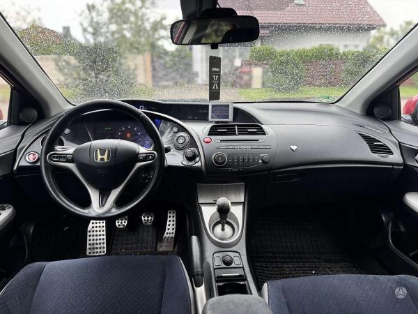 Red Honda Civic 2006 in Klaipeda, with an engine capacity of 1.40 L and mileage of 181 thousand km for 1480 €, photo 6 on AUTOMOTO.COM.LV
