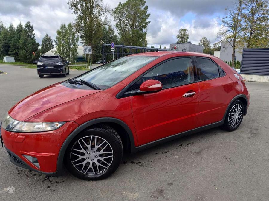 Sarkans Honda Civic 2006 Viļņa, ar dzinēja tilpumu 1.80 L un nobraukumu 205 tūkst. km par 750 €, foto 3 vietnē AUTOMOTO.COM.LV