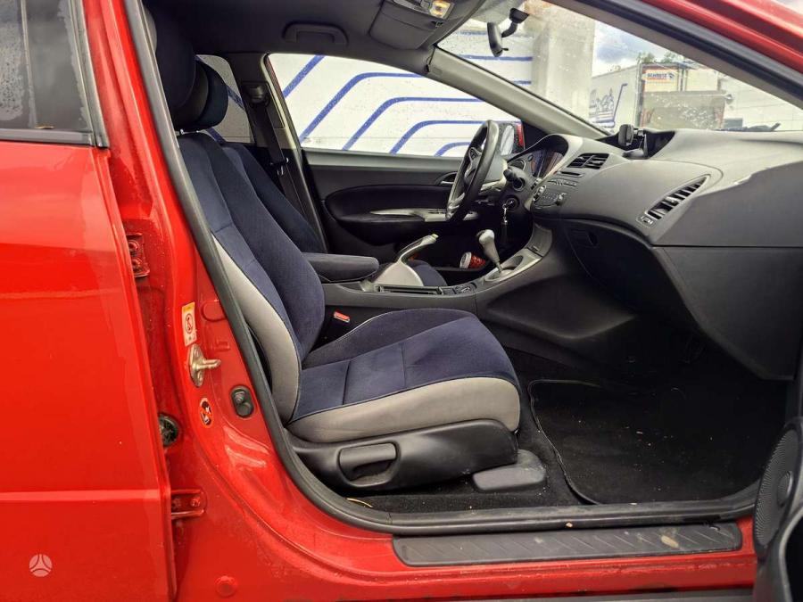 Sarkans Honda Civic 2006 Viļņa, ar dzinēja tilpumu 1.80 L un nobraukumu 205 tūkst. km par 750 €, foto 10 vietnē AUTOMOTO.COM.LV