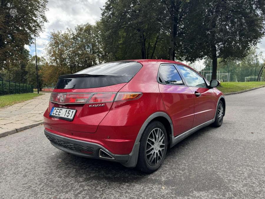 Red Honda Civic 2006 in Vilnius, with an engine capacity of 1.80 L and mileage of 206 thousand km for 750 €, photo 5 on AUTOMOTO.COM.LV