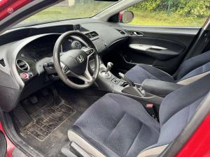 Red Honda Civic 2006 in Vilnius, with an engine capacity of 1.80 L and mileage of 206 thousand km for 750 €, photo 6 on AUTOMOTO.COM.LV
