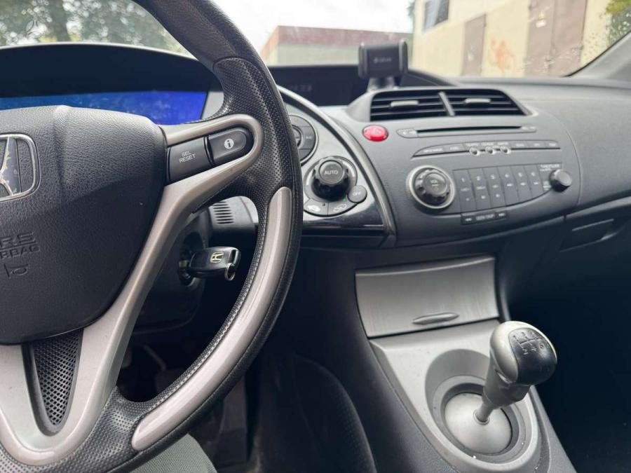 Red Honda Civic 2006 in Vilnius, with an engine capacity of 1.80 L and mileage of 206 thousand km for 750 €, photo 7 on AUTOMOTO.COM.LV