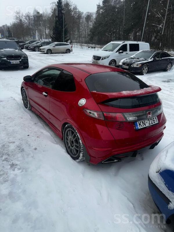 Red Honda Civic 2007 in Riga, with an engine capacity of 2.00 L and mileage of 245 thousand km for 4500 €, photo 4 on AUTOMOTO.COM.LV