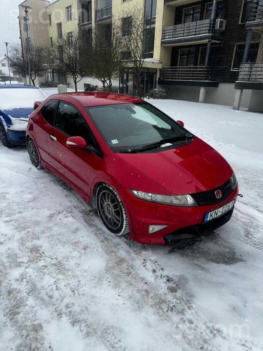 Red Honda Civic 2007 in Riga, with an engine capacity of 2.00 L and mileage of 245 thousand km for 4500 €, photo 6 on AUTOMOTO.COM.LV
