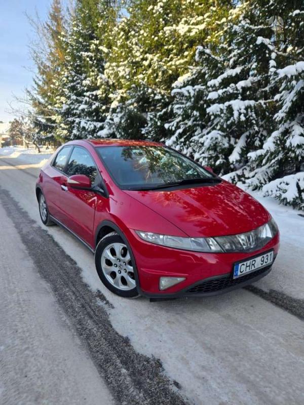 Red Honda Civic 2007 in Vilnius, with an engine capacity of 1.80 L and mileage of 215 thousand km for 2850 €, photo 1 on AUTOMOTO.COM.LV