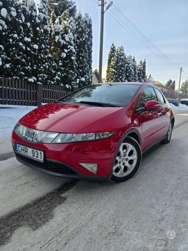 Red Honda Civic 2007 in Vilnius, with an engine capacity of 1.80 L and mileage of 215 thousand km for 2850 €, photo 4 on AUTOMOTO.COM.LV