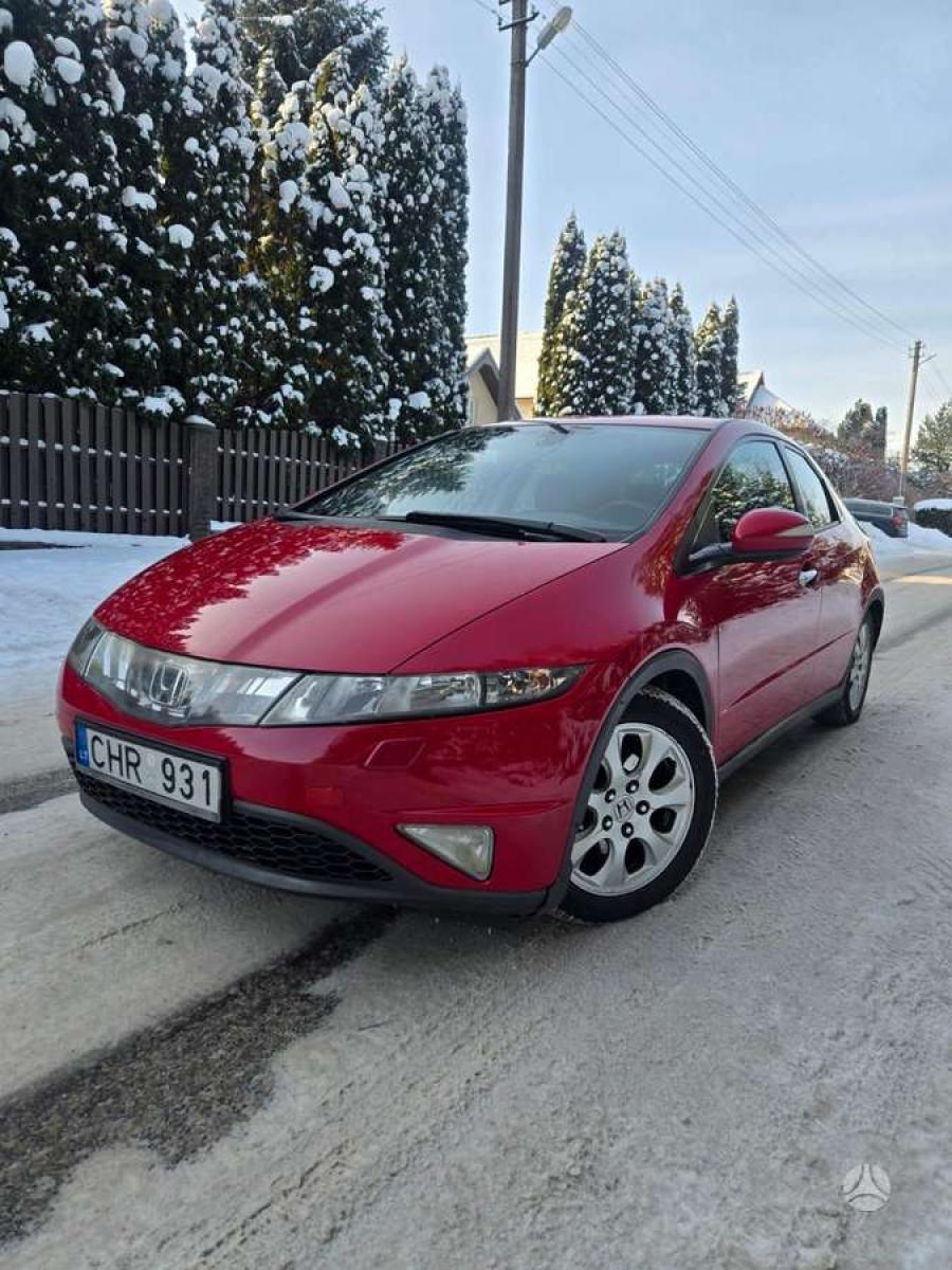 Red Honda Civic 2007 in Vilnius, with an engine capacity of 1.80 L and mileage of 215 thousand km for 2850 €, photo 4 on AUTOMOTO.COM.LV