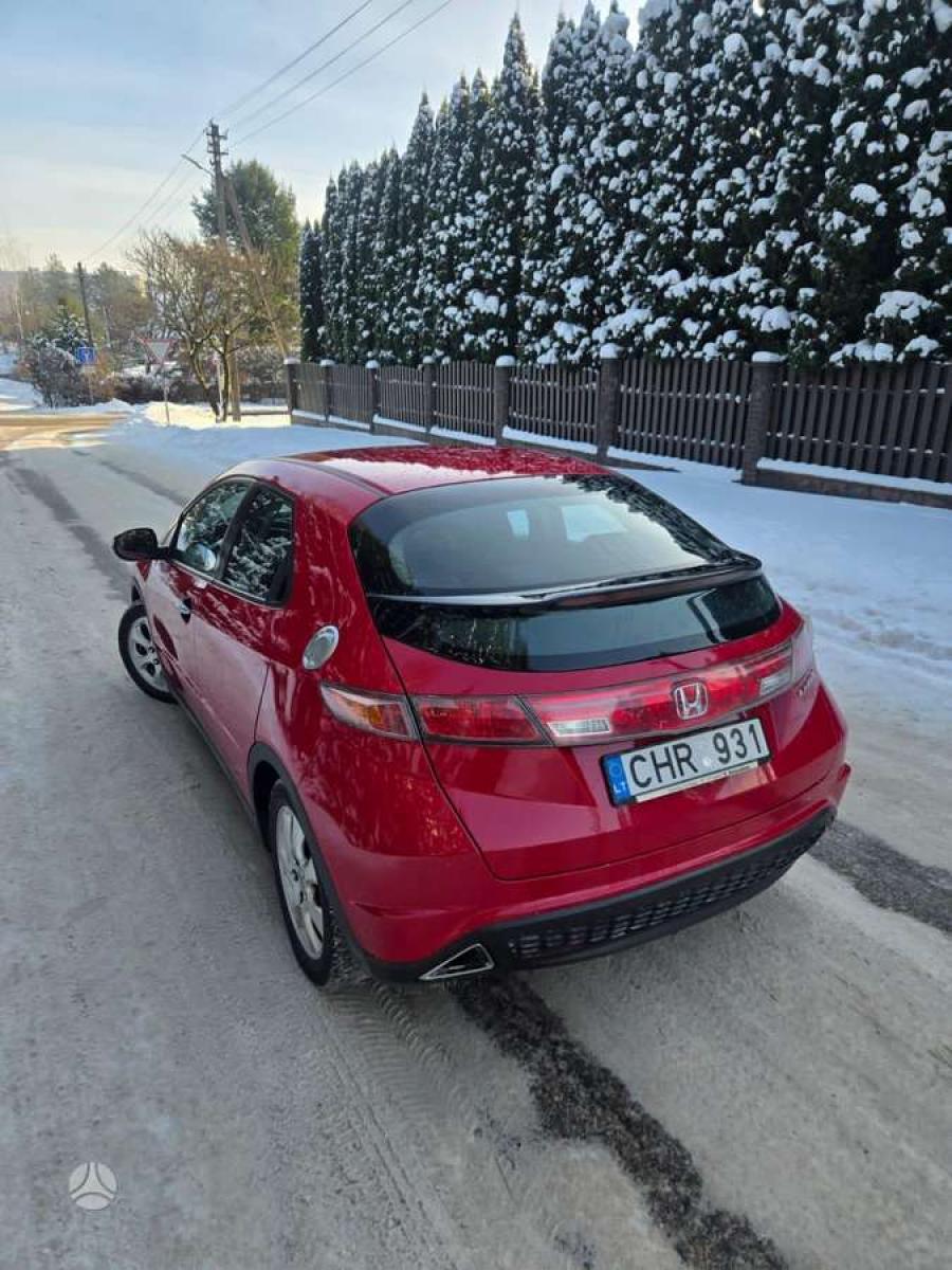 Red Honda Civic 2007 in Vilnius, with an engine capacity of 1.80 L and mileage of 215 thousand km for 2850 €, photo 7 on AUTOMOTO.COM.LV