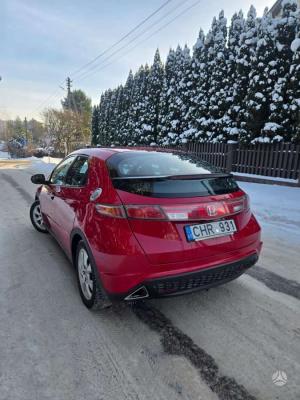 Red Honda Civic 2007 in Vilnius, with an engine capacity of 1.80 L and mileage of 215 thousand km for 2850 €, photo 8 on AUTOMOTO.COM.LV