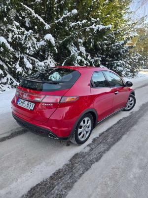 Red Honda Civic 2007 in Vilnius, with an engine capacity of 1.80 L and mileage of 215 thousand km for 2850 €, photo 11 on AUTOMOTO.COM.LV