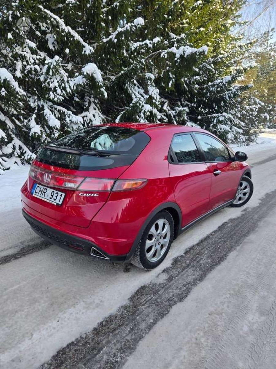 Red Honda Civic 2007 in Vilnius, with an engine capacity of 1.80 L and mileage of 215 thousand km for 2850 €, photo 11 on AUTOMOTO.COM.LV