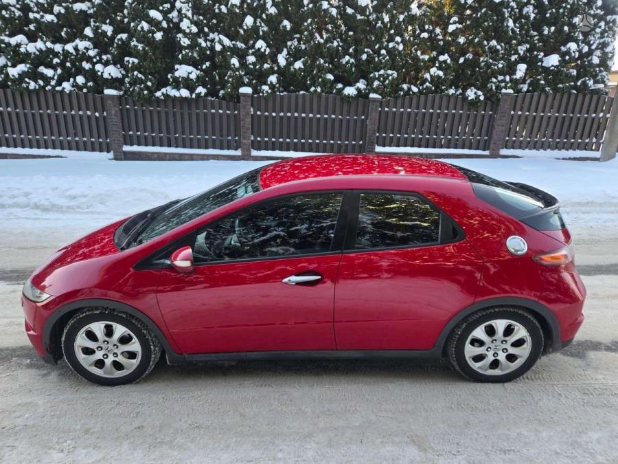 Red Honda Civic 2007 in Vilnius, with an engine capacity of 1.80 L and mileage of 215 thousand km for 2850 €, photo 14 on AUTOMOTO.COM.LV