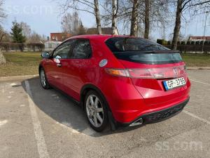 Red Honda Civic 2007 in Riga, with an engine capacity of 1.80 L and mileage of 304 thousand km for 1950 €, photo 3 on AUTOMOTO.COM.LV