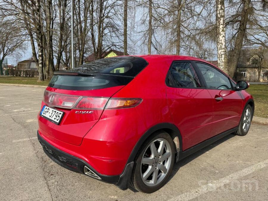 Red Honda Civic 2007 in Riga, with an engine capacity of 1.80 L and mileage of 304 thousand km for 1950 €, photo 4 on AUTOMOTO.COM.LV