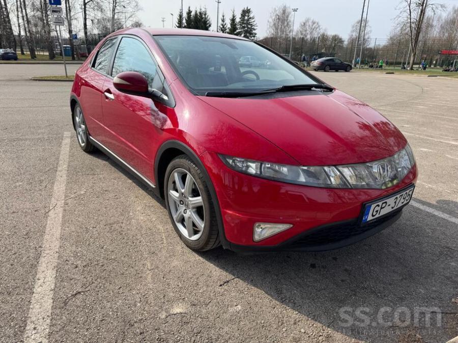 Red Honda Civic 2007 in Riga, with an engine capacity of 1.80 L and mileage of 304 thousand km for 1950 €, photo 5 on AUTOMOTO.COM.LV