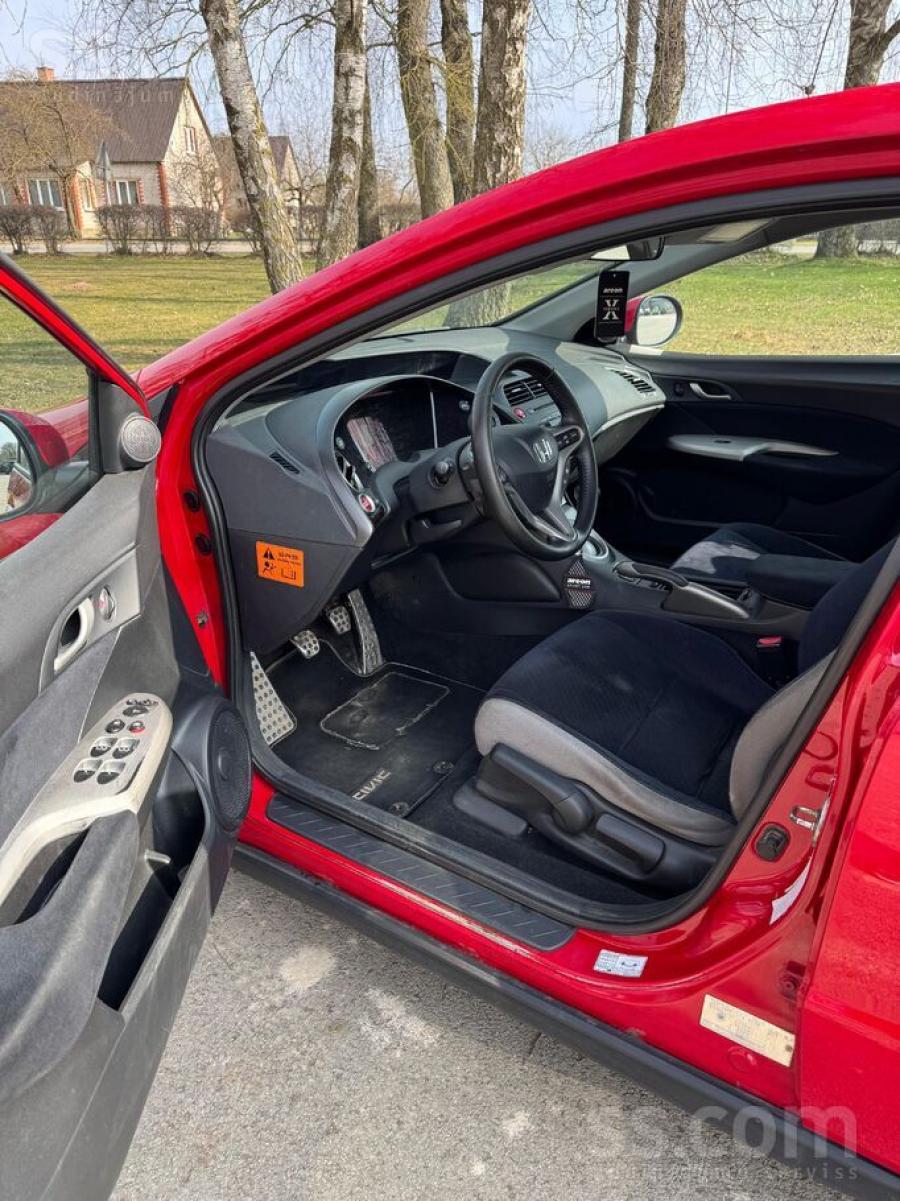 Red Honda Civic 2007 in Riga, with an engine capacity of 1.80 L and mileage of 304 thousand km for 1950 €, photo 7 on AUTOMOTO.COM.LV