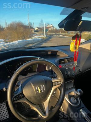 Red Honda Civic 2007 in Daugavpils, with an engine capacity of 1.80 L and mileage of 297 thousand km for 2900 €, photo 7 on AUTOMOTO.COM.LV