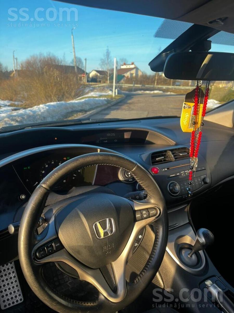 Red Honda Civic 2007 in Daugavpils, with an engine capacity of 1.80 L and mileage of 297 thousand km for 2900 €, photo 7 on AUTOMOTO.COM.LV