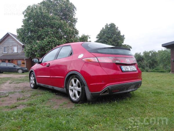 Red Honda Civic 2007 in Riga, with an engine capacity of 1.80 L and mileage of 274 thousand km for 1100 €, photo 2 on AUTOMOTO.COM.LV