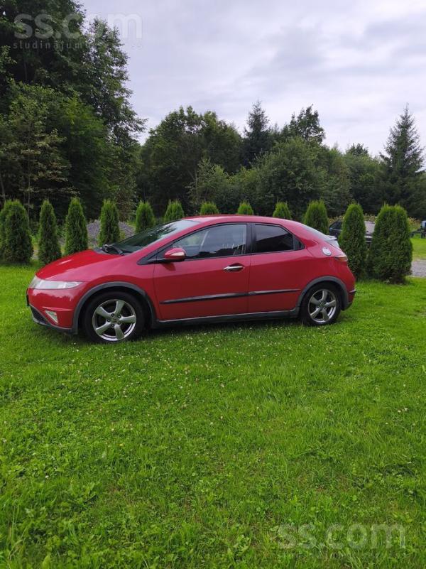 Red Honda Civic 2007 in Riga, with an engine capacity of 1.40 L and mileage of 266 thousand km for 1750 €, photo 2 on AUTOMOTO.COM.LV