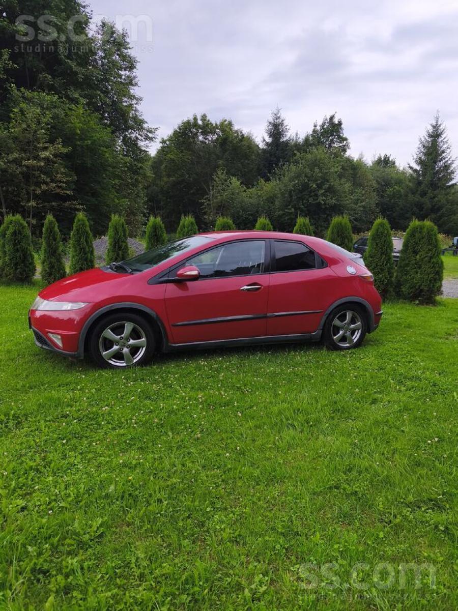 Red Honda Civic 2007 in Riga, with an engine capacity of 1.40 L and mileage of 266 thousand km for 1750 €, photo 3 on AUTOMOTO.COM.LV