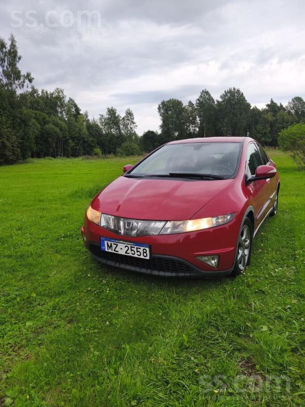 Red Honda Civic 2007 in Riga, with an engine capacity of 1.40 L and mileage of 266 thousand km for 1750 €, photo 3 on AUTOMOTO.COM.LV