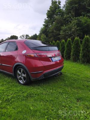 Red Honda Civic 2007 in Riga, with an engine capacity of 1.40 L and mileage of 266 thousand km for 1750 €, photo 5 on AUTOMOTO.COM.LV