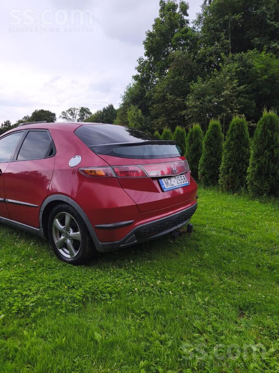 Red Honda Civic 2007 in Riga, with an engine capacity of 1.40 L and mileage of 266 thousand km for 1750 €, photo 5 on AUTOMOTO.COM.LV