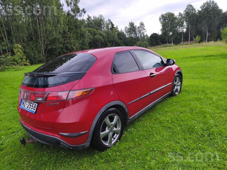 Red Honda Civic 2007 in Riga, with an engine capacity of 1.40 L and mileage of 266 thousand km for 1750 €, photo 6 on AUTOMOTO.COM.LV