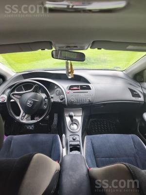 Red Honda Civic 2007 in Riga, with an engine capacity of 1.40 L and mileage of 266 thousand km for 1750 €, photo 7 on AUTOMOTO.COM.LV