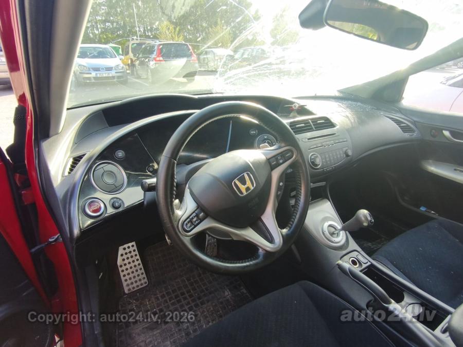 Red Honda Civic 2007 in Tartu, with an engine capacity of 1.80 L and mileage of 225 thousand km for 999 €, photo 9 on AUTOMOTO.COM.LV