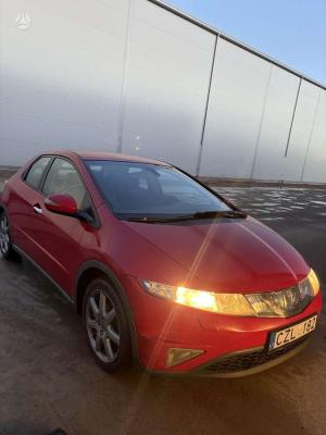 Red Honda Civic 2007 in Kaunas, with an engine capacity of 1.80 L and mileage of 300 thousand km for 1700 €, photo 4 on AUTOMOTO.COM.LV