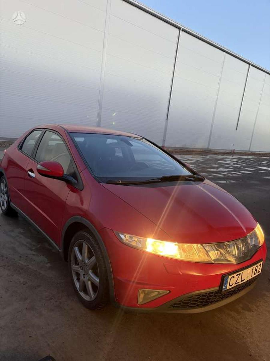 Red Honda Civic 2007 in Kaunas, with an engine capacity of 1.80 L and mileage of 300 thousand km for 1700 €, photo 4 on AUTOMOTO.COM.LV
